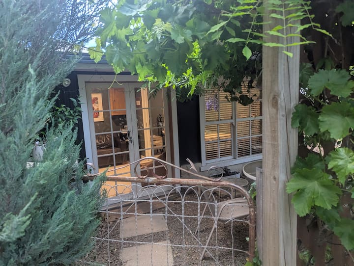 The Little Shack - Queen Bed And Sofa Bed. - Tongala