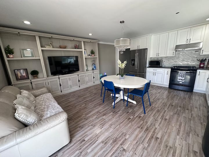 Beautiful 2b1b House With Pool - Monrovia, CA