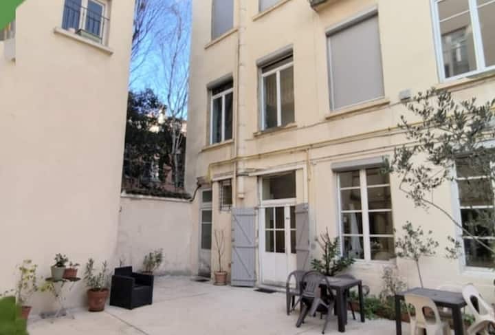 Grand Studio Calme, Coin Chambre, Accès Patio. - Lyon