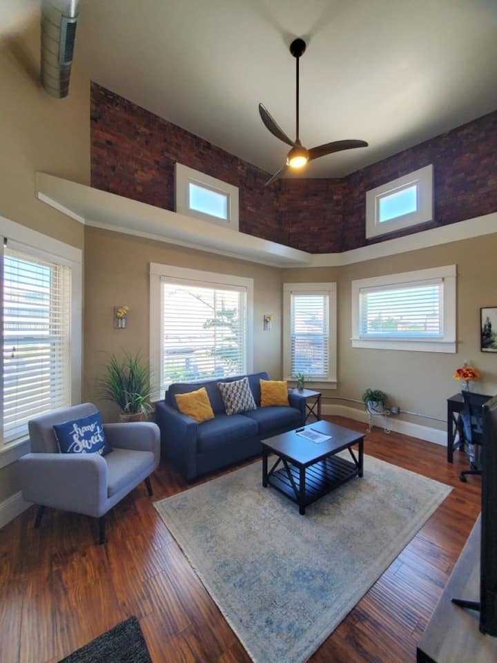 Charming 2br Luxury Apartment | Downtown Kalamazoo - Kalamazoo, MI