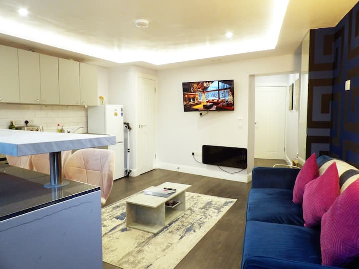 Main Door  1 Bedroom Apartment Leith Tram Station - Edinburgh