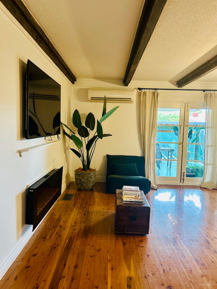 Spacious Central • High Ceilings • Sauna & Spa. - Albury