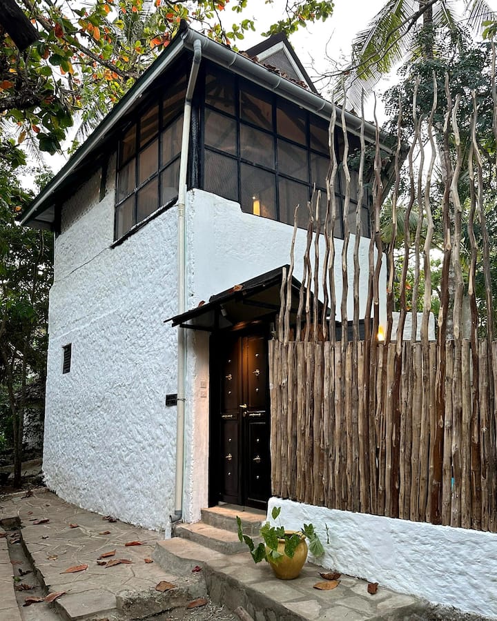 Beachfront Cosy 2-bedroom Hibiscus Cottage - Diani Beach