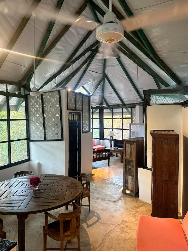 Beachfront Cosy 2-bedroom Hibiscus Cottage - Kenya