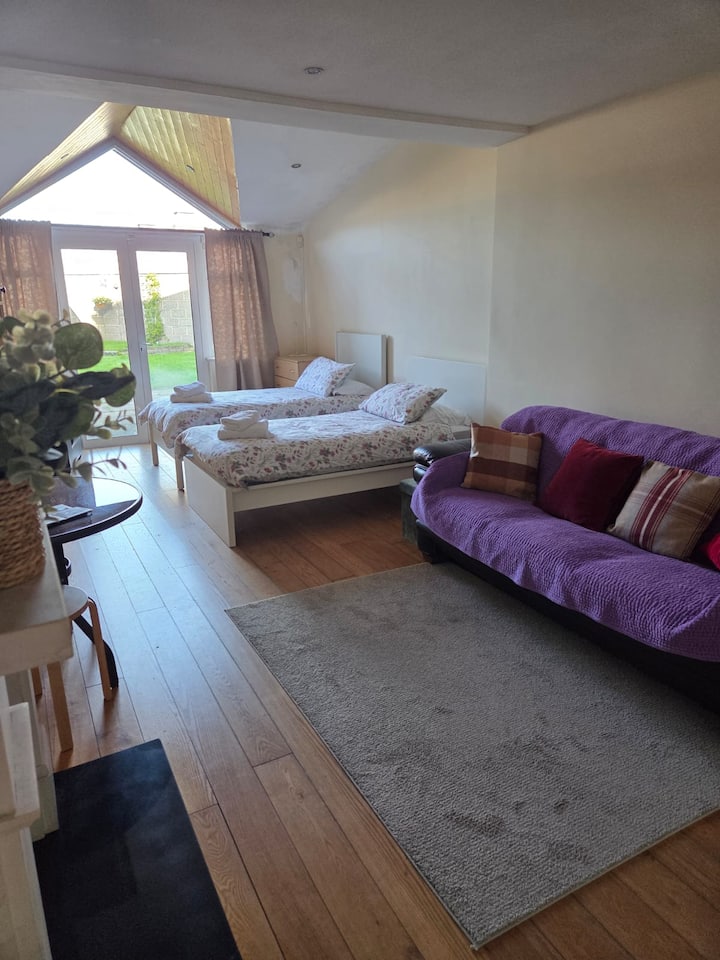 Twin Room Near Airport | 24/7 Bus Access - Dublin