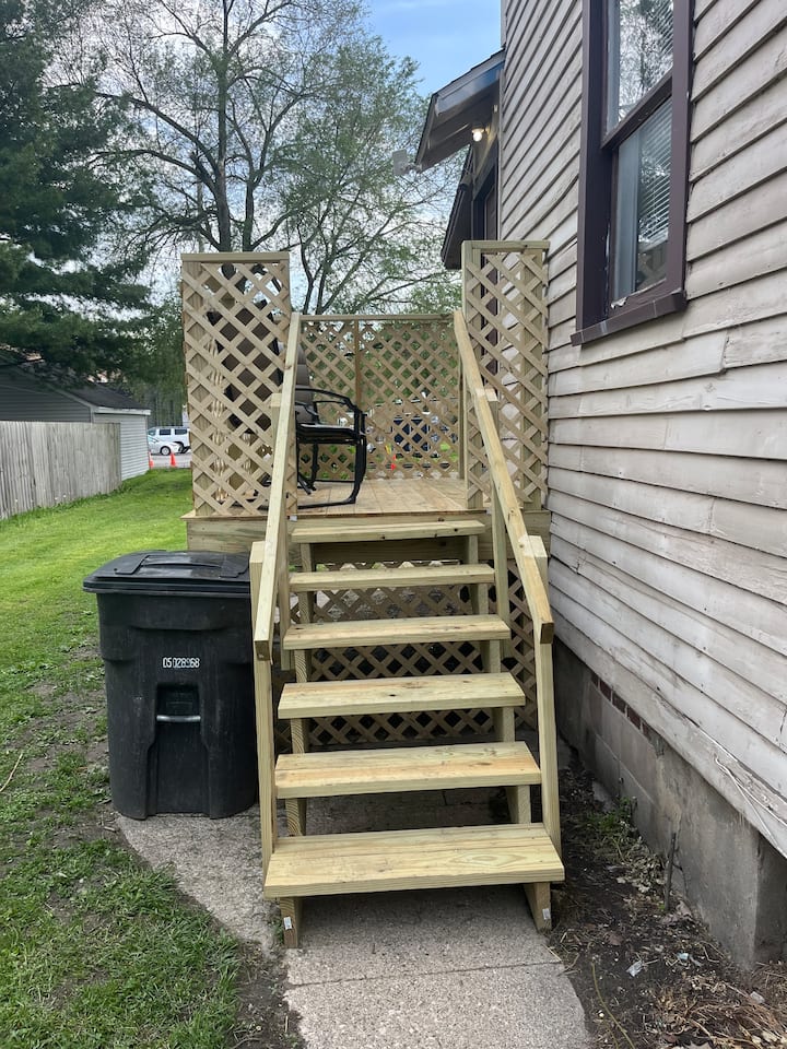 Lovely 2 Bedroom W/ Tvs Free Wi-fi Upstairs Unit - Johnny Appleseed Festival