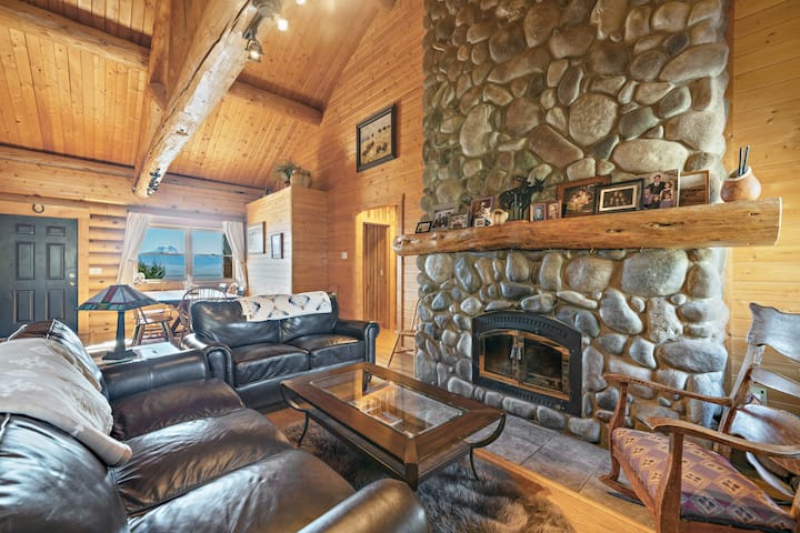 Spacious Log Cabin W/ Views | 4br + 2 Living Areas - Ennis, MT