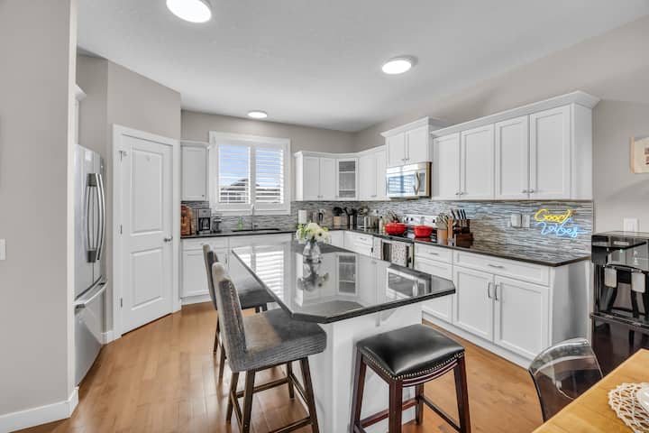 3 Bedroom Luxury Home W/ Office & Theatre - Cochrane
