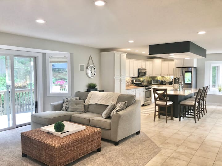 Executive 4 Bedroom With Expansive Nature Views! - Forest Lake, MN