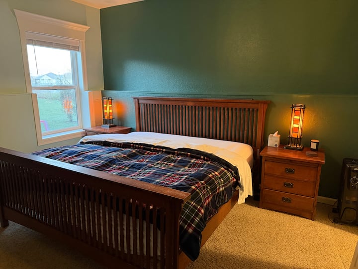 Cabin Themed Large Apartment King Bed + Twin Beds - Mississippi