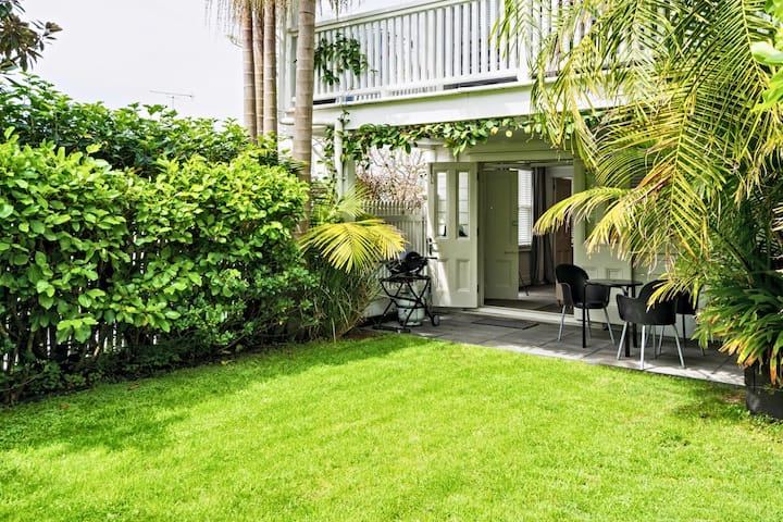 Delightful Freemans Bay Home|by Furnished Rentals - Auckland