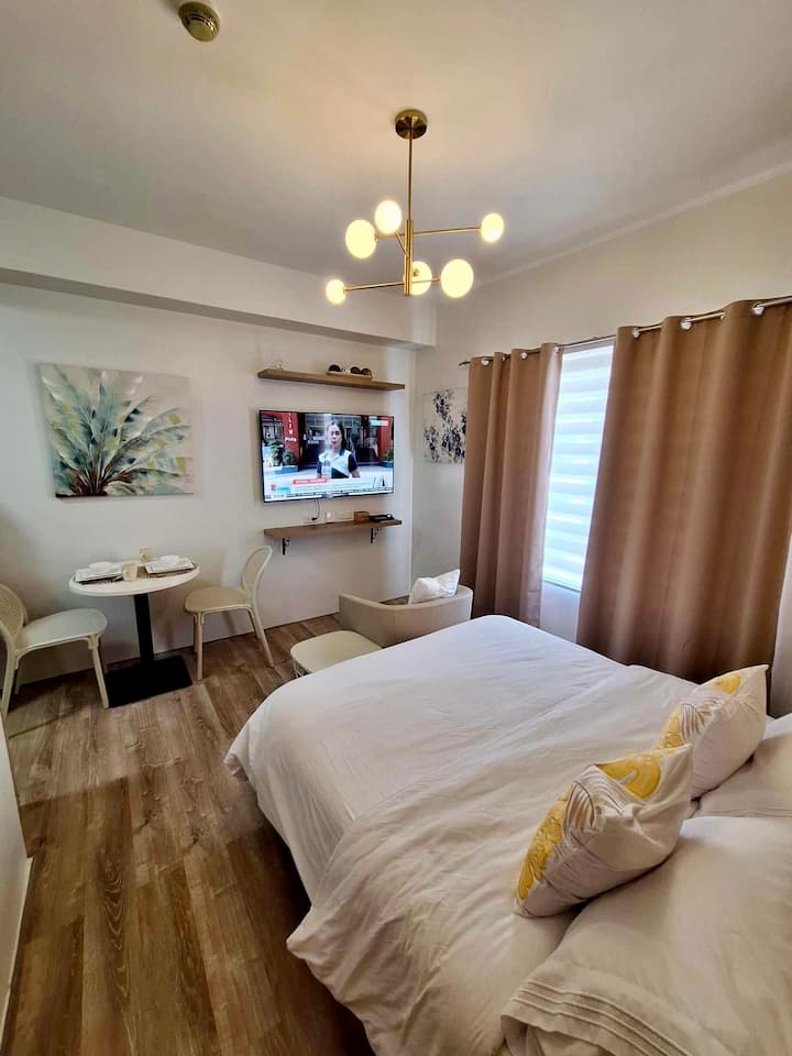 Condo Near Lacson | Pets Welcome & Wi-fi Fast! - Silay City