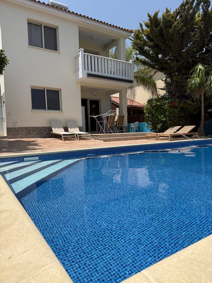 Вилла с бассейном в тихом районе у моря - Перволия