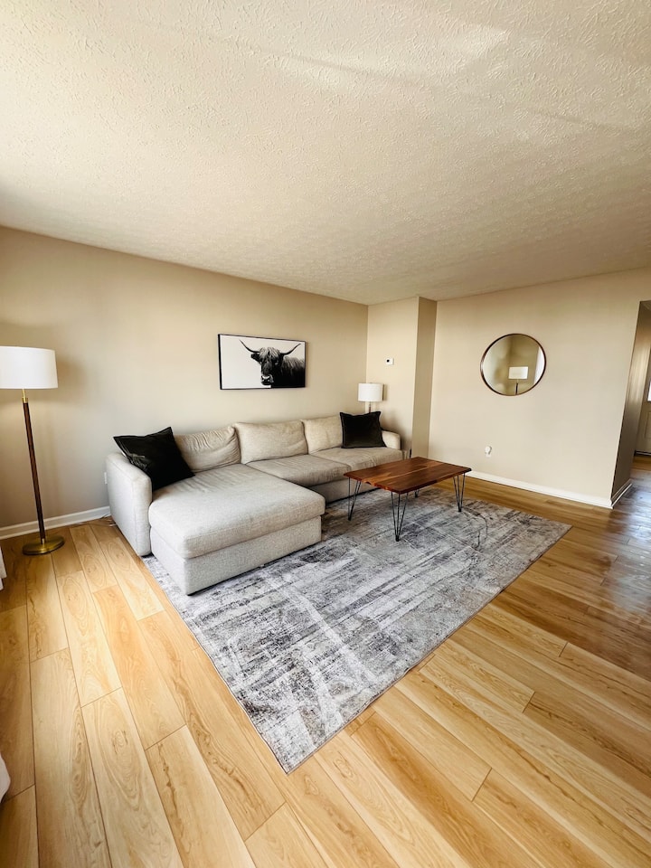 Lovely 2- Bedroom Condo Located In The Heart Of Bg - Bowling Green, KY