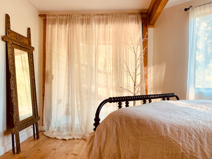 Bed, Breakfast, And Books — A Writer’s Den - サン・ラモン, CA