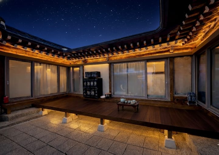 Cozy Hanok Stay: Mt. Bukak View & Private Yard - Seoul