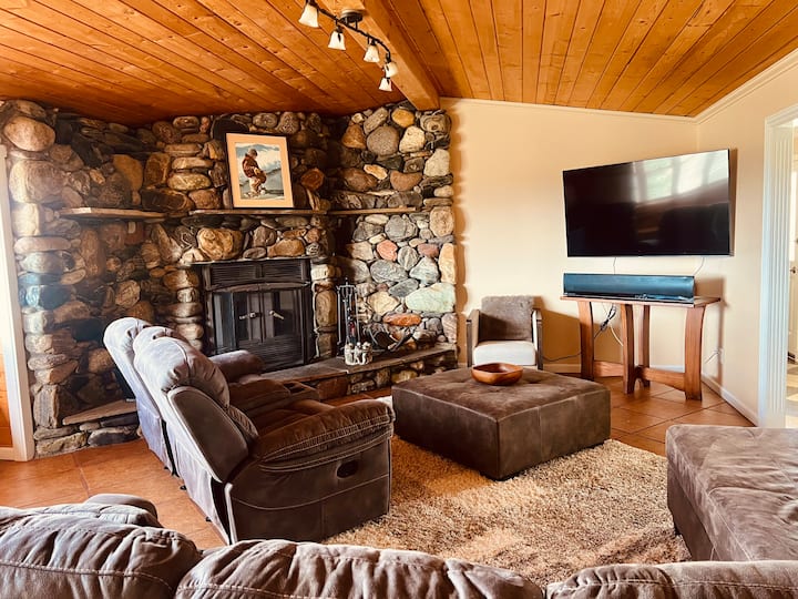 Big Sky Views, Huge Hot Tub, 2 Fireplaces, Sauna - Emigrant, MT