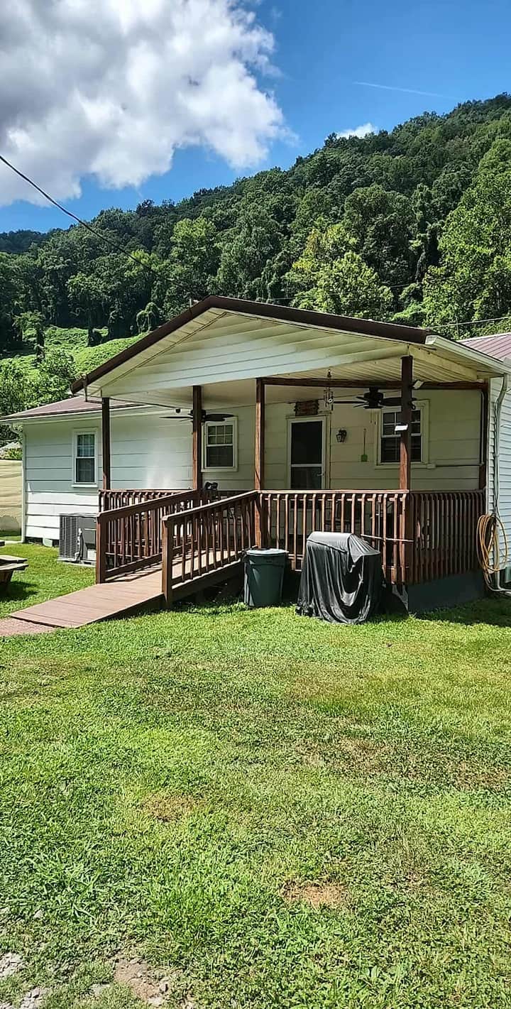 Franklin’s Lodge. Cozy Little Home. - Chief Logan State Park, Logan