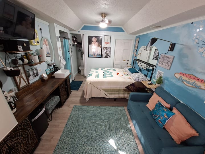 Island Parlor Inn Coastal Mid Century Studio - Wilmington Island, GA