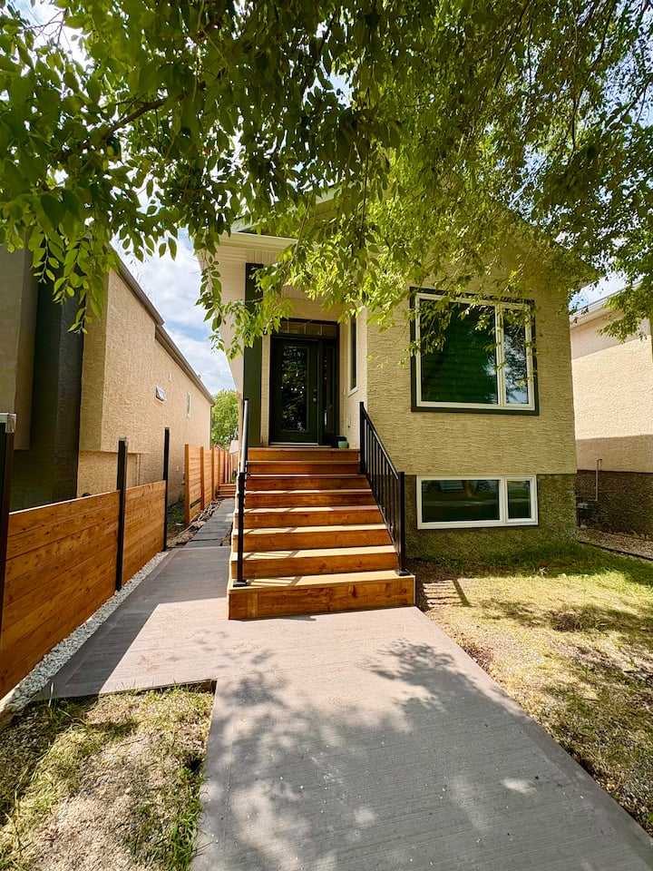 Ultimate Family Theatre Home Near Attractions - Winnipeg