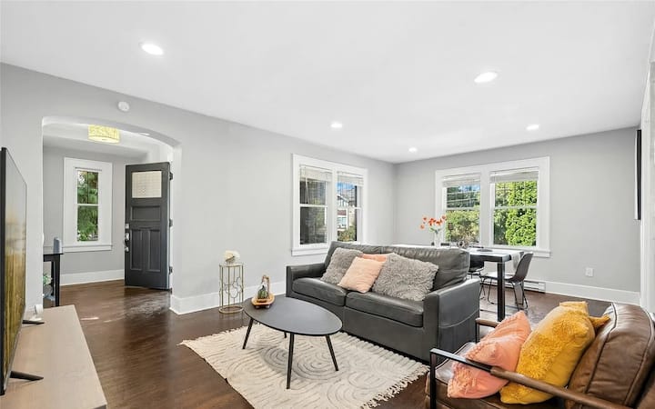 New Greenwood | Upper Suite Deck, Kitchen, Pkg - Seattle, WA
