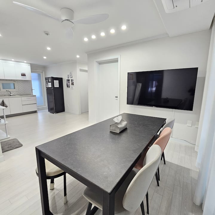 홍익대학교역 도보 6분 / 합법 신고 숙소 / 3br&2ba / 조용한숙소 / 1.5층 - Seoul
