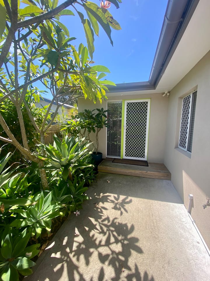 Allawah -Stay, Rest & Sit. King Bed, Private Accom - Bateau Bay