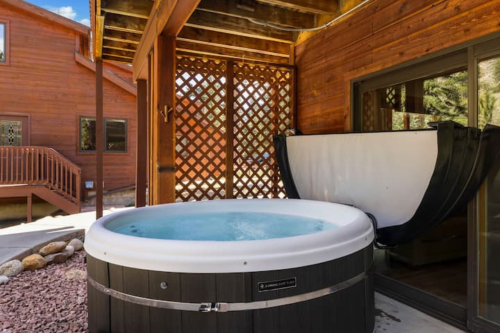 Riverfront Hideaway • Private Hot Tub - Estes Park, CO