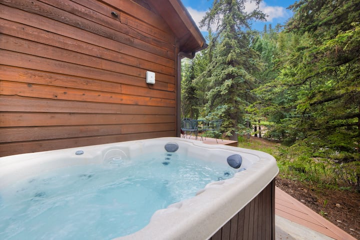 Fall River Riverfront Condo + Private Hot Tub - Estes Park, CO
