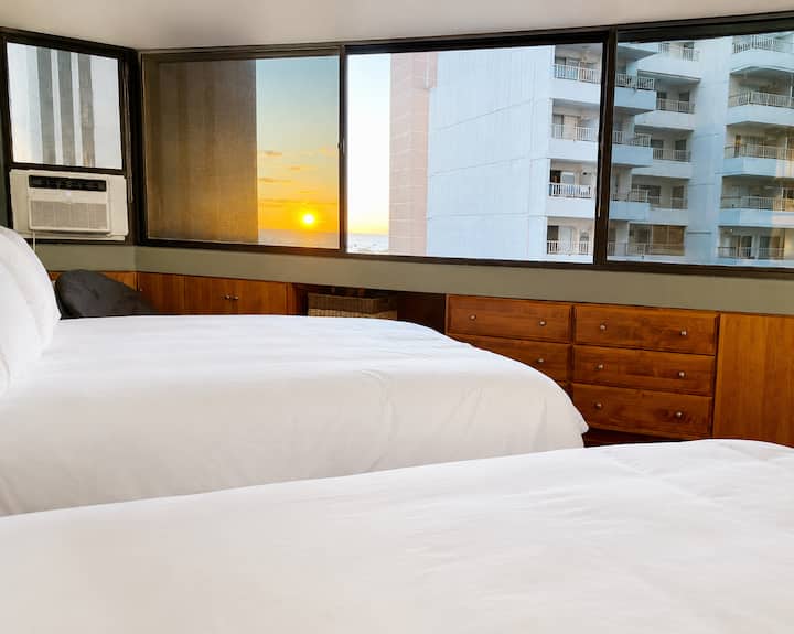 Partial Oceanview! Next To Beach Free Parking/pool - Honolulu, HI