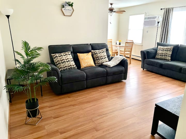 Comfy, Clean & Spacious W/3 Tvs-parking-laundry - Englewood, NJ