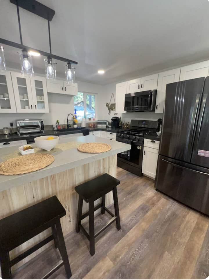 Newly Renovated Cabin With Jacuzzi & Fire Pit. - San Bernardino, CA