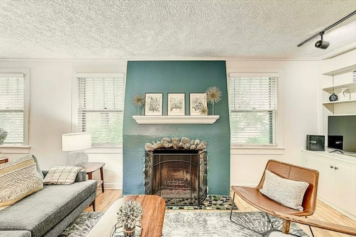Broad Ripple Bungalow | Bbq | Firepit | Near Monon - Castleton, IN