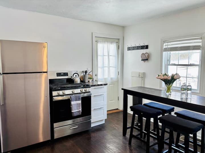 Lovely 2 Bedroom Apartment Minutes From Boston - Boston, MA