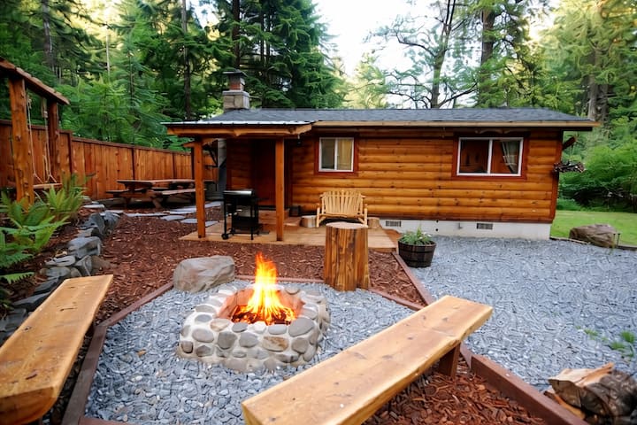 Knotty Shack Cabin-unique Log Cabin With Hot Tub - アッシュフォード, WA