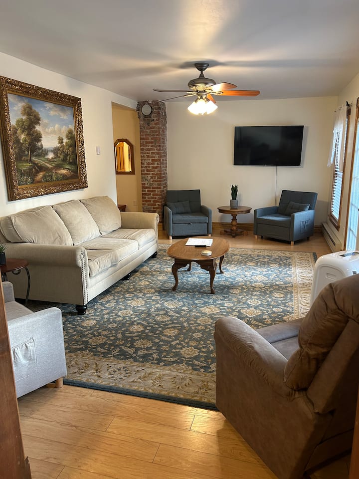 Elixir Apt, 6 Guests, Its A Clean And Cozy Home - New Paltz, NY