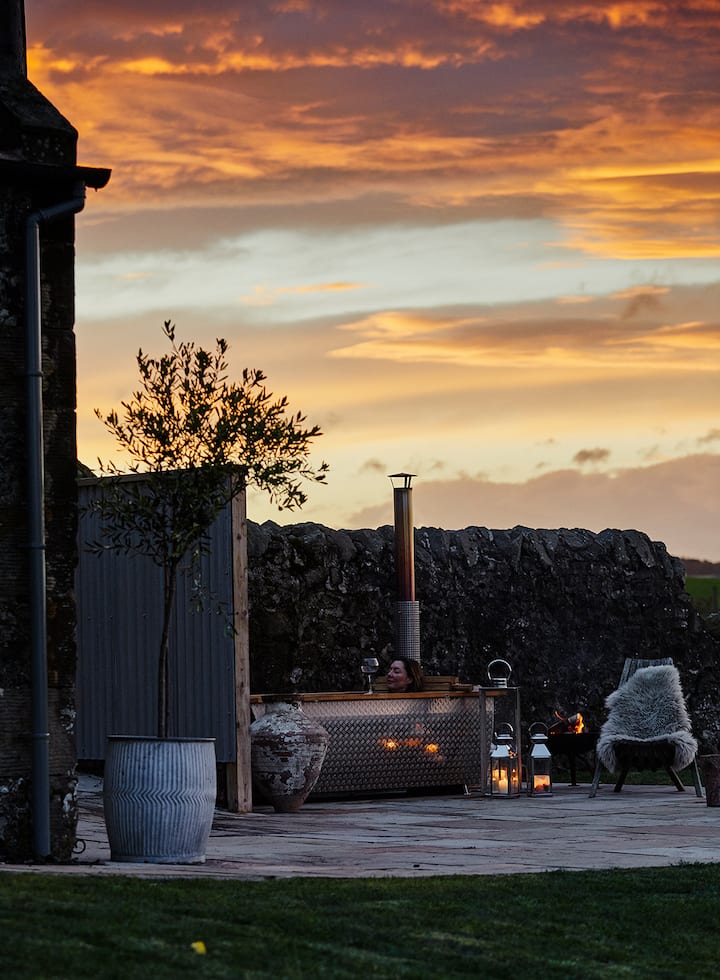 Luxury One-bedroom Cottage ŵ Outdoor Bath & Views - Kirkcaldy