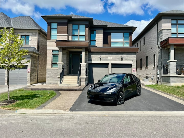 Modern 3800 Sq Of Luxury 4 Bedroom 3.5 Bathrooms - Toronto
