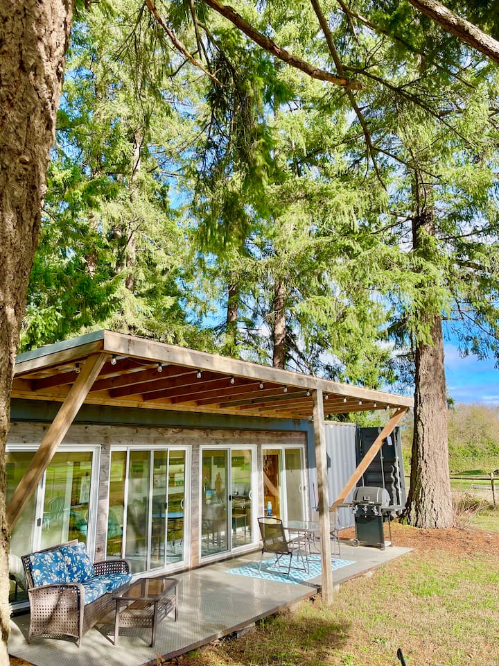 The Oystercatcher-cozy, Off Grid Container Home - Vancouver Island
