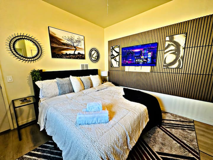 King Bed • Cozy Movie Night, Fire Pit + 75" Tv - Sacramento, CA