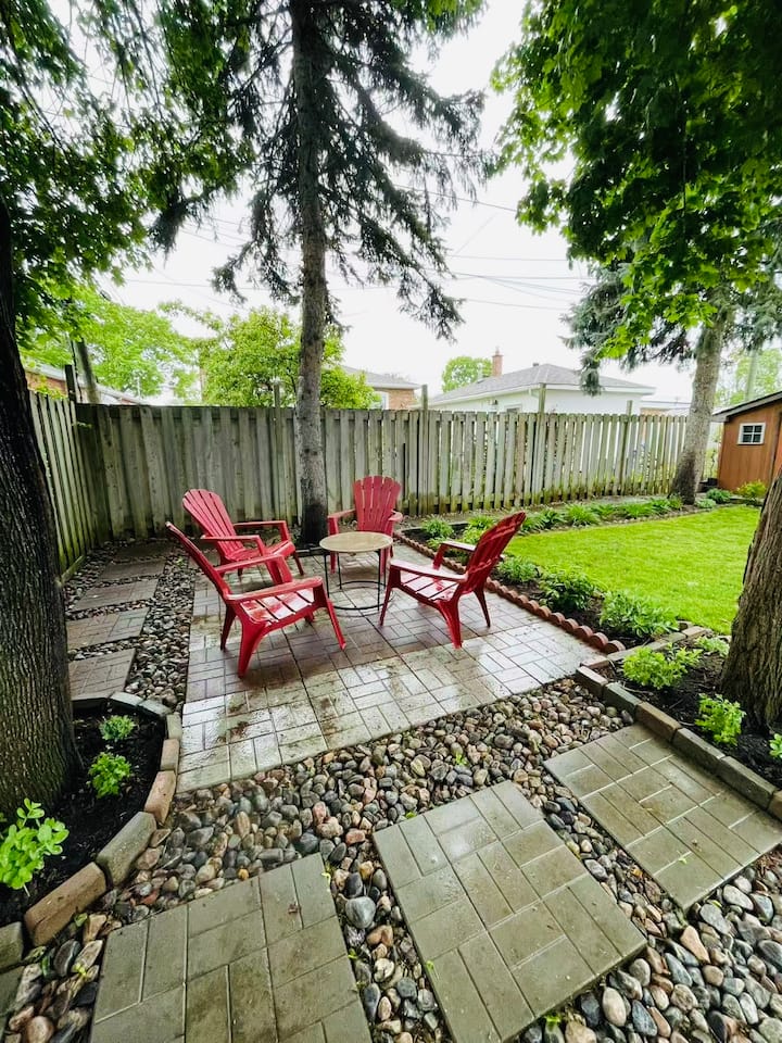 Sep Entrance/3 Bedroom/airport/bus/parks/trails - Toronto
