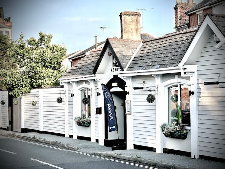 Playtime Paradise With Bar & Spa Sleeps Up To 50 - Portsmouth