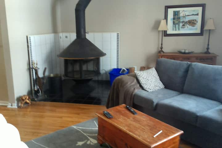 Britannia Beach - Master & Volcanic Fireplace - Ottawa