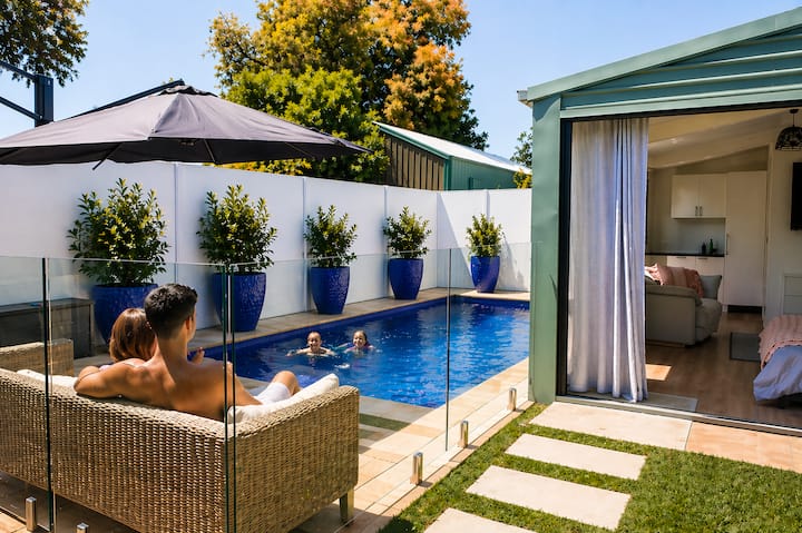 Luxury House With Separate Pool Room - Stirling
