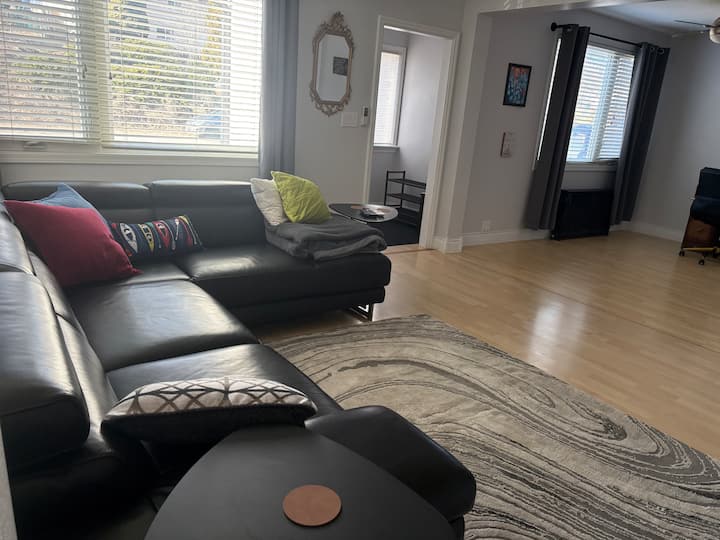 Bright Clean Two Bedroom Suite In Central Location - Castlegar