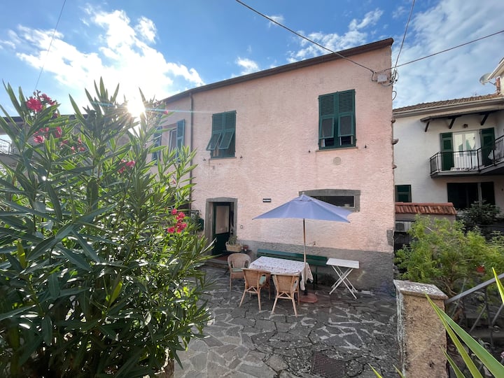 Ligurisk Byhus I Stille Bjergby Ved Cinque Terre. - 마나롤라