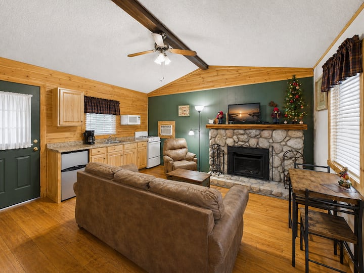 Blue Spruce - Cozy Studio / W Fireplace / Kitchen - Ruidoso, NM