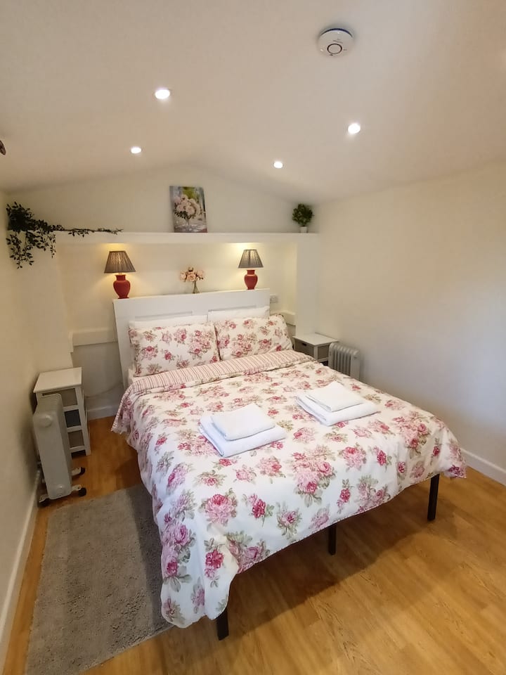 Rose Garden Suite In Oxfordshire, A40. - Witney