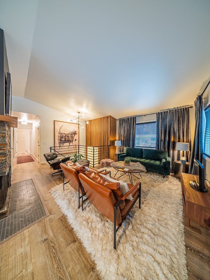 3 Miles From Airport! 2 Minute Walk To Groceries! - Anchorage, AK