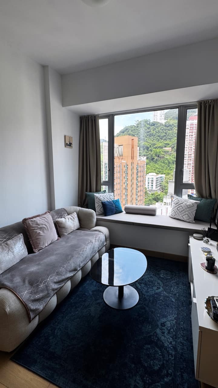 Lovely 1 Bedroom Apartment With Indoor Pool & Gym - Central
